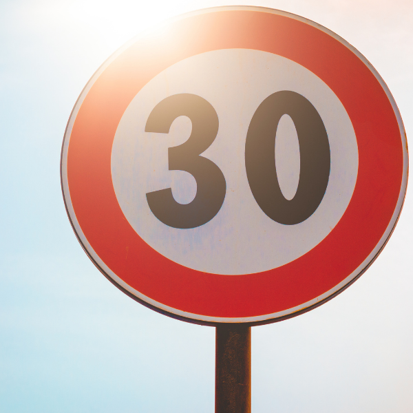 Le Panneau Routier 30 Km h Fait Son Apparition Dans Toute La Ville De Paris Le Panneau Routier 30 Km h Fait Son Apparition Dans Toute La Ville De Paris